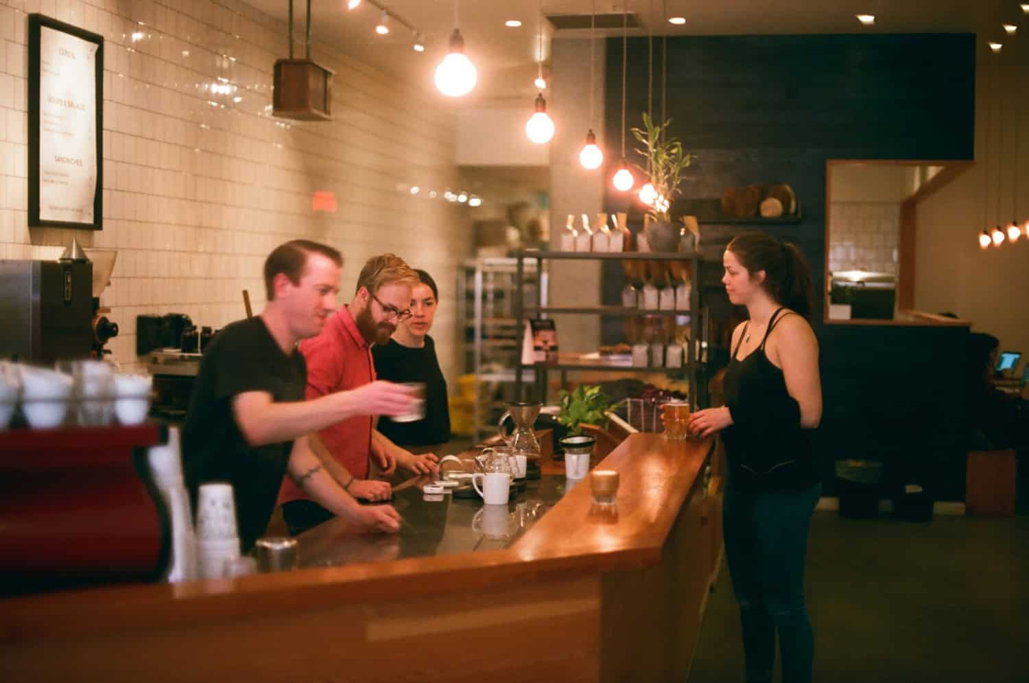 How to De-escalate an Angry Customer: Fight, Flight, or Avoid? | Alloy ...